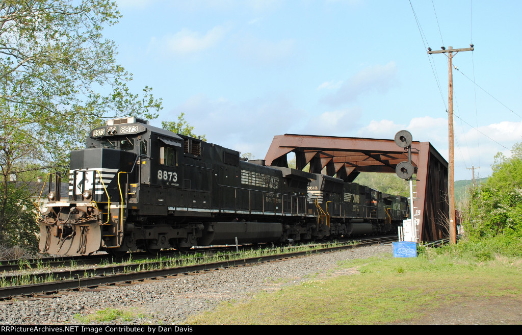 NS C40-9 8873 leads 15T through CP Allen
